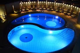 IN THE KNOW WITH RO: PIPER MORGAN MAKES A SPLASH & OUTRAGEOUS POOLS