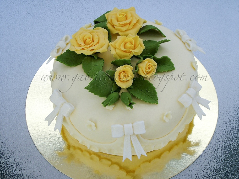 Gabriela's blog: MINI TORT CU TRANDAFIRI