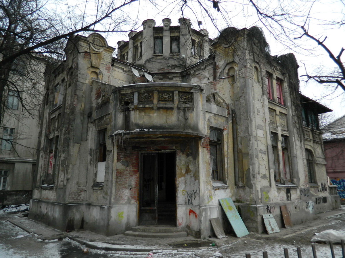 LA MULTI ANI, ROMANIA!: Casa unui fost primar, acum in paragina