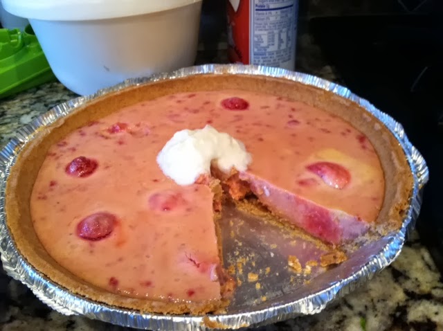 Lindsey's Kitchen: Strawberry Key Lime Pie