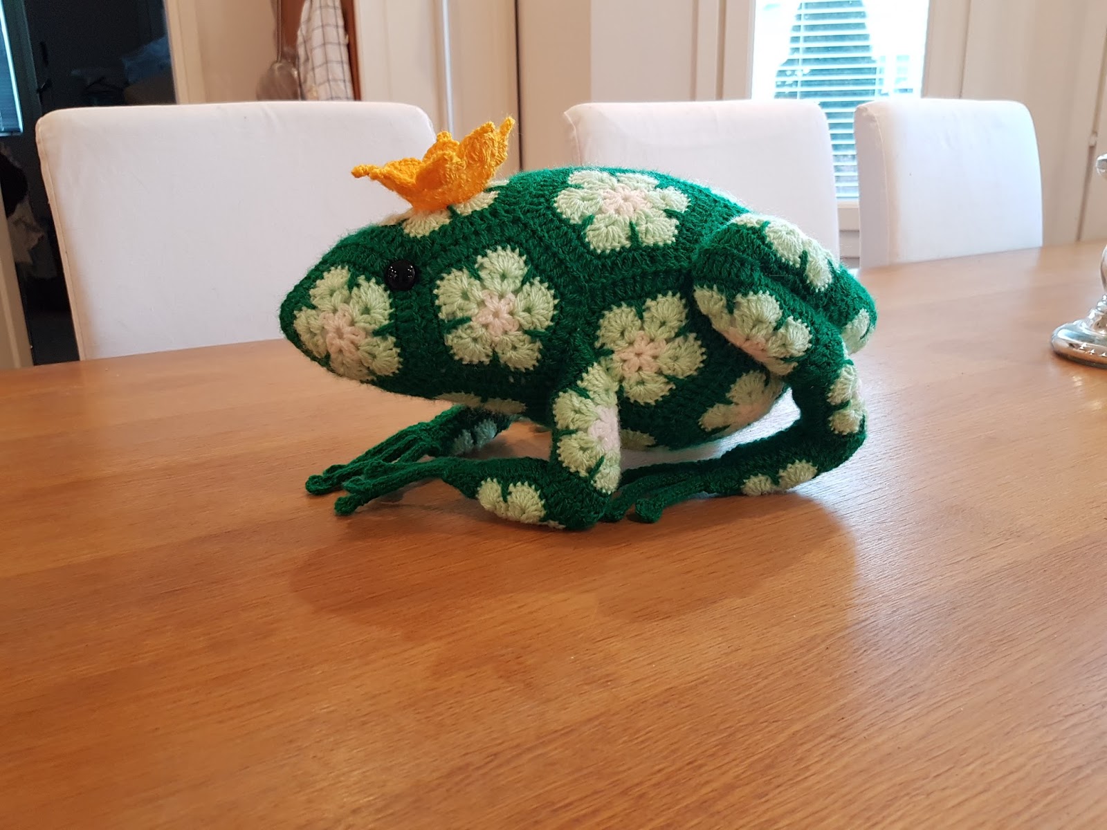 by MiaBina: Kurnuttavat kruunupäät - The Royal Frogs