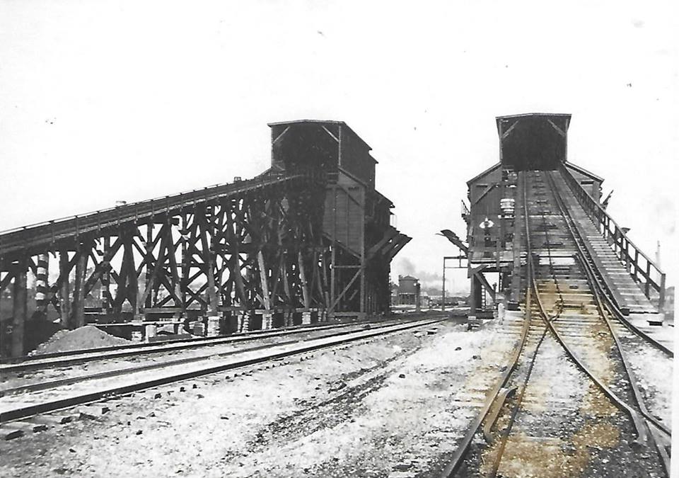 Towns and Nature: Nelson, IL: UP/C&NW Coaling Tower