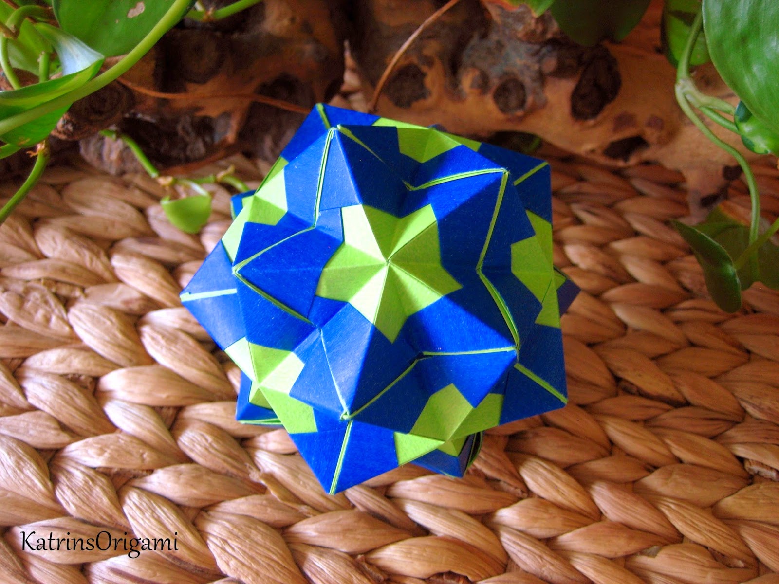 Origami die Kunst des Papierfaltens: Origami Disco Sonobe Kusudama