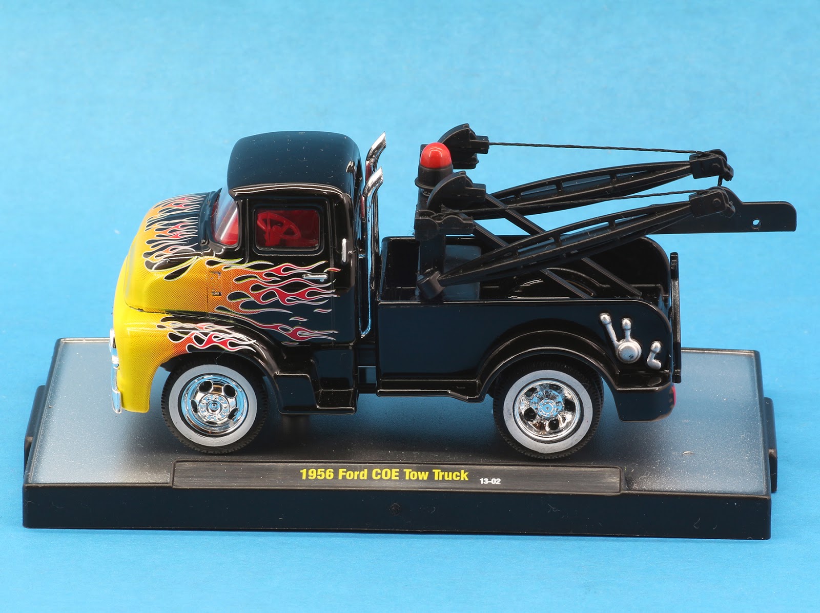 Incredible Mini Garage: Ford COE 1956 Tow Truck Flames 1/64 M2