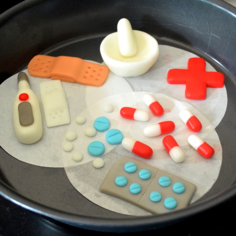 art, cakes & me: pharmacy/medicine themed fondant cupcakes