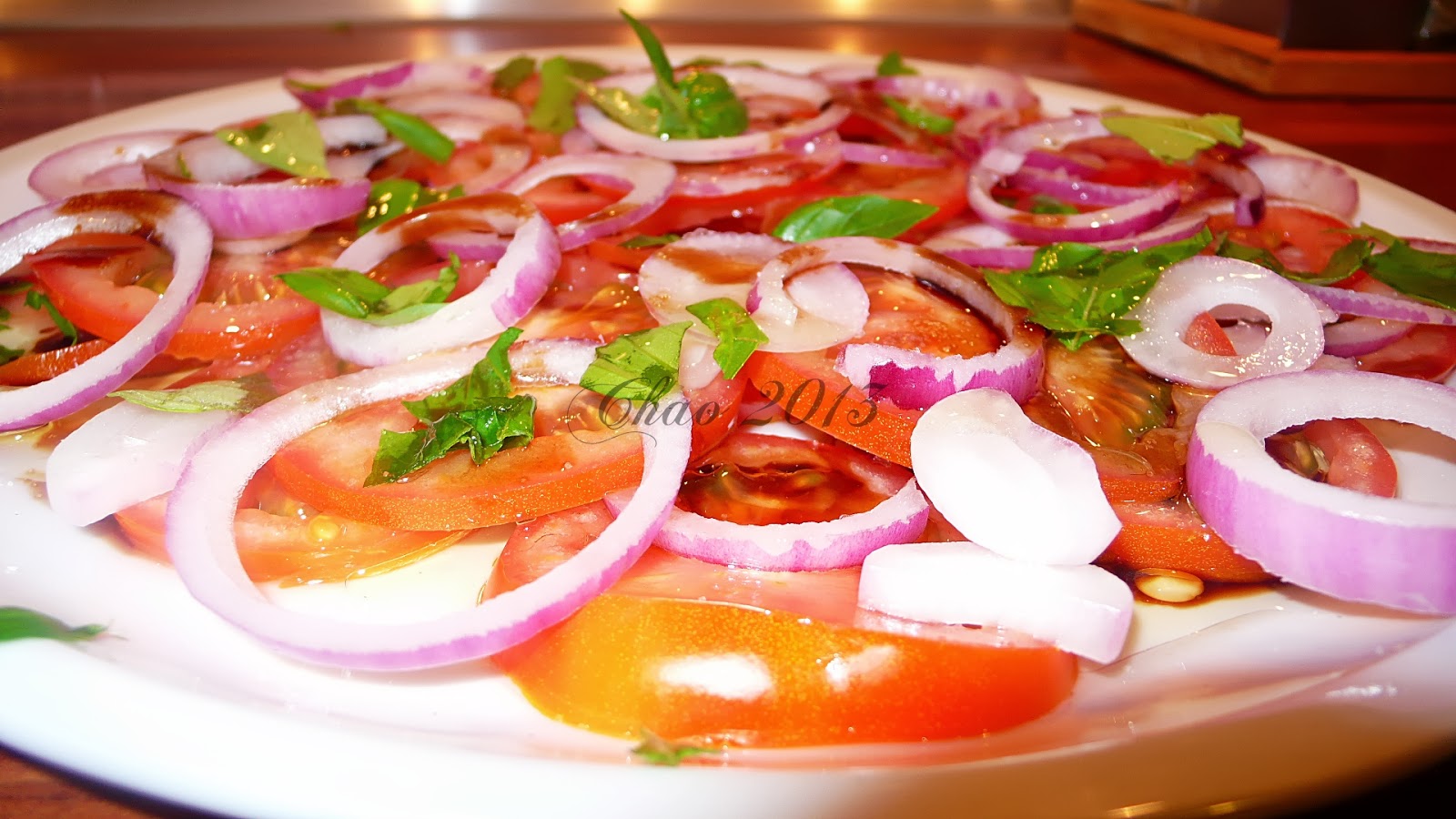 LA COCINA DE CHAO: Ensalada de tomates y cebollas al aroma de albahaca.