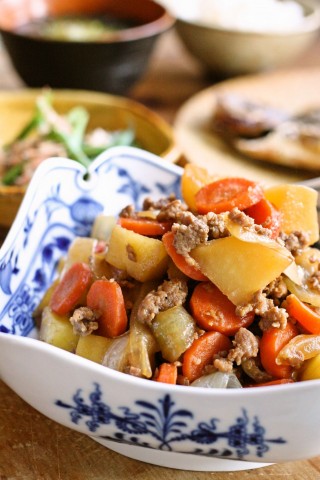 Perfectly imperfect : Nikujaga (Simmered Meat and Potato)