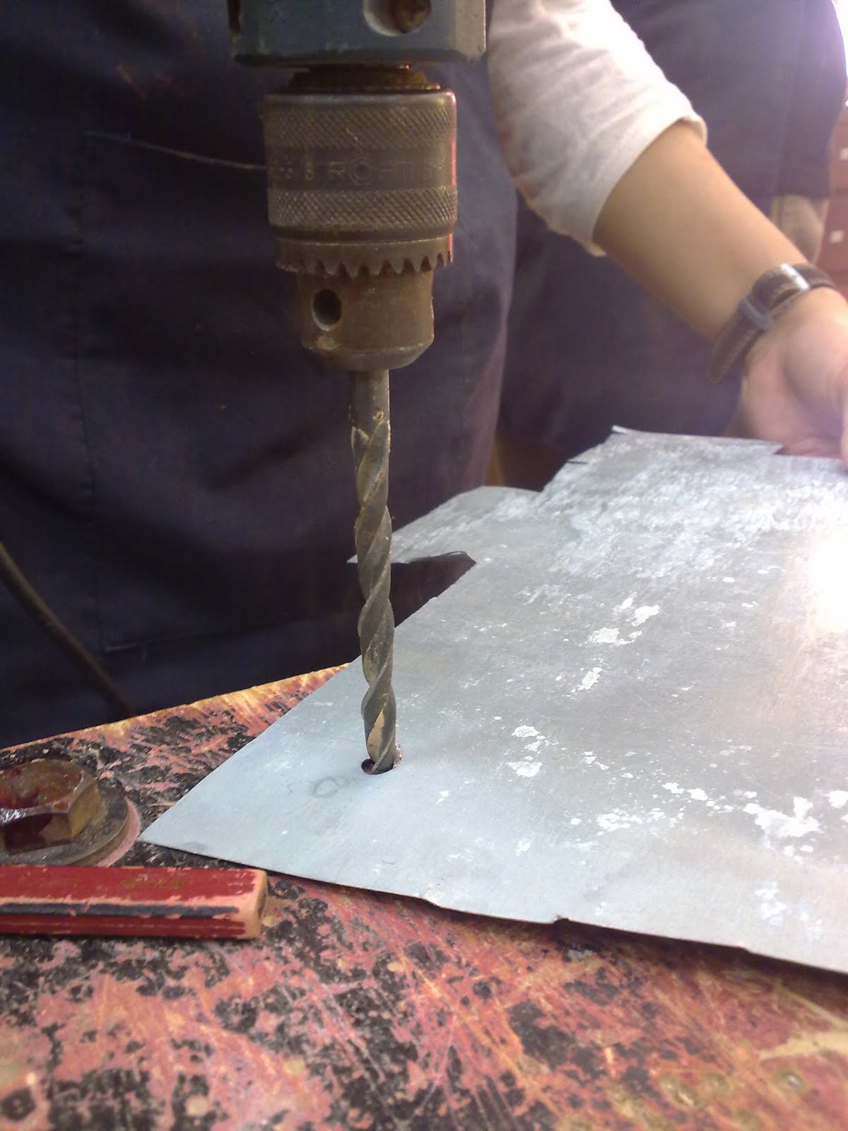 cikgu hanisnadiah: cara-cara menggerudi kepingan logam menggunakan ...