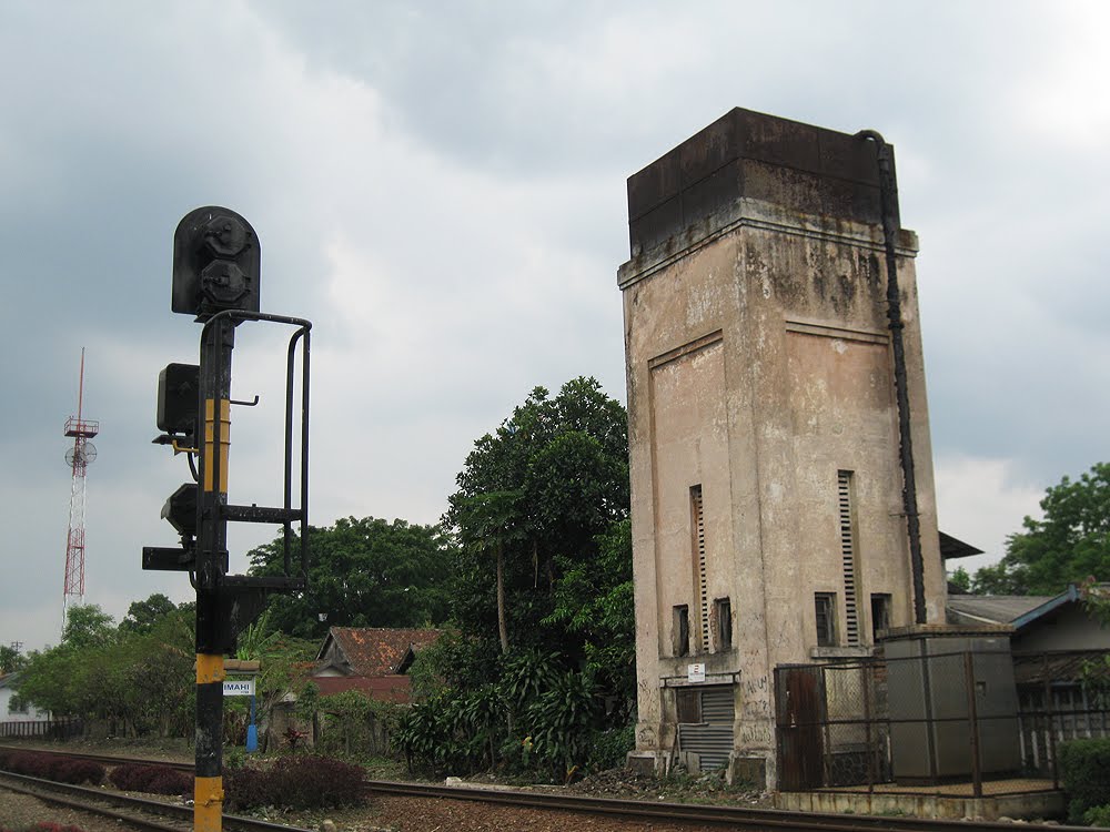 : Menara Air Kereta Uap Stasiun Cimahi