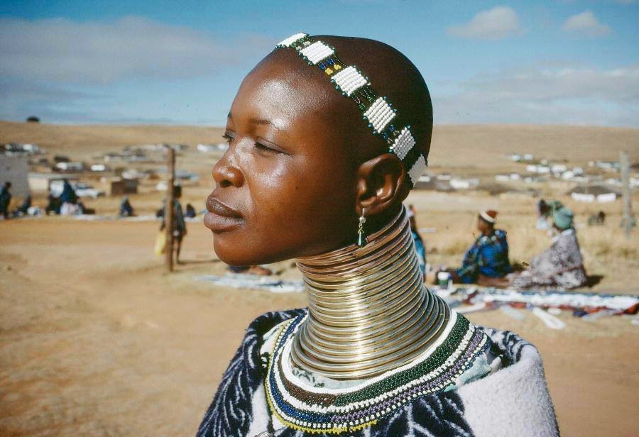 Mujerícolas: La Belleza como Tortura :"Los Cuellos de Avestruz "de las ...