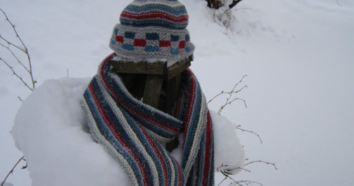 Koduperenaise blogi: Pikkupidi kootud sall, müts lisaks, et sallil igav ...