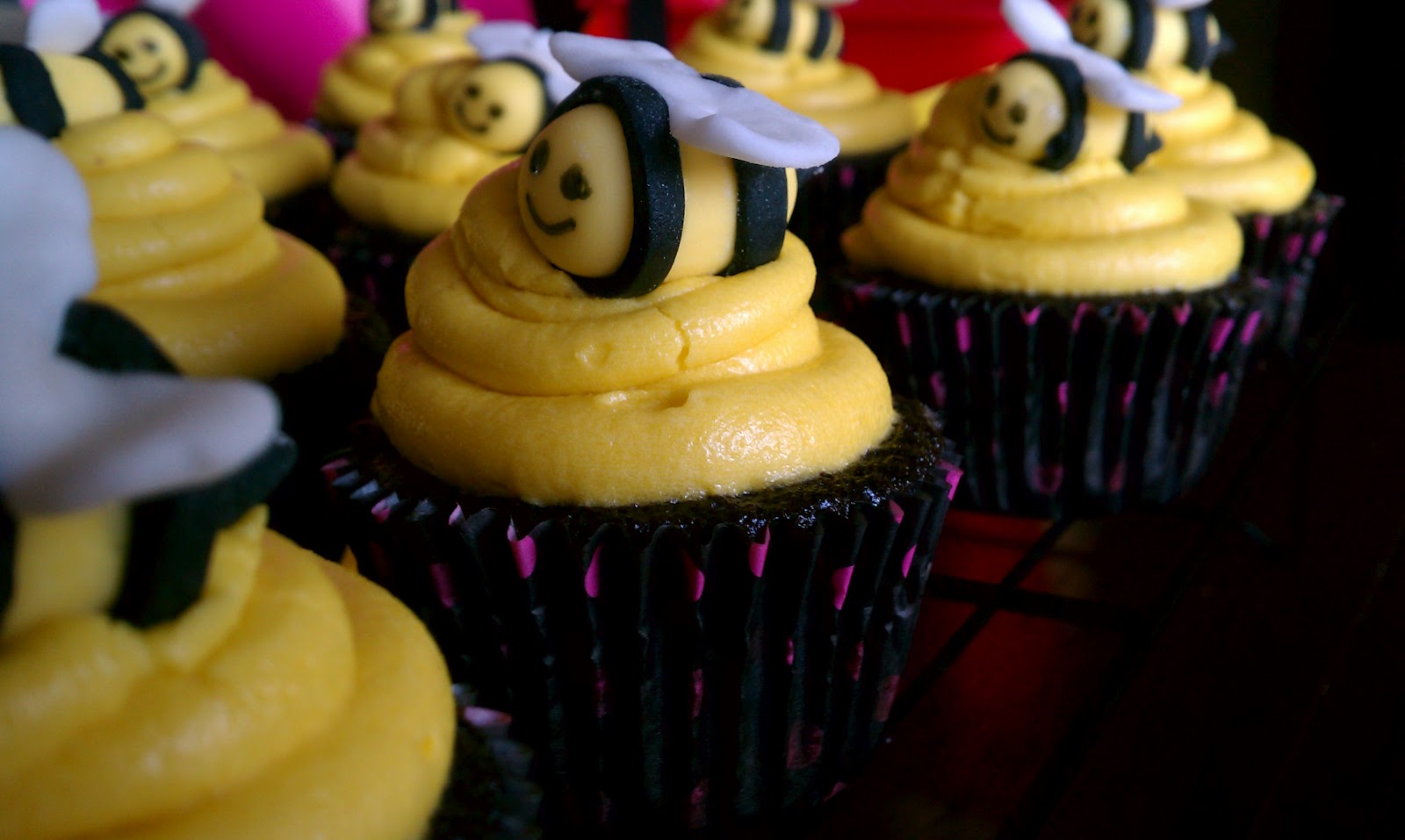 2 nuggets bakery: It's great to BEE one!