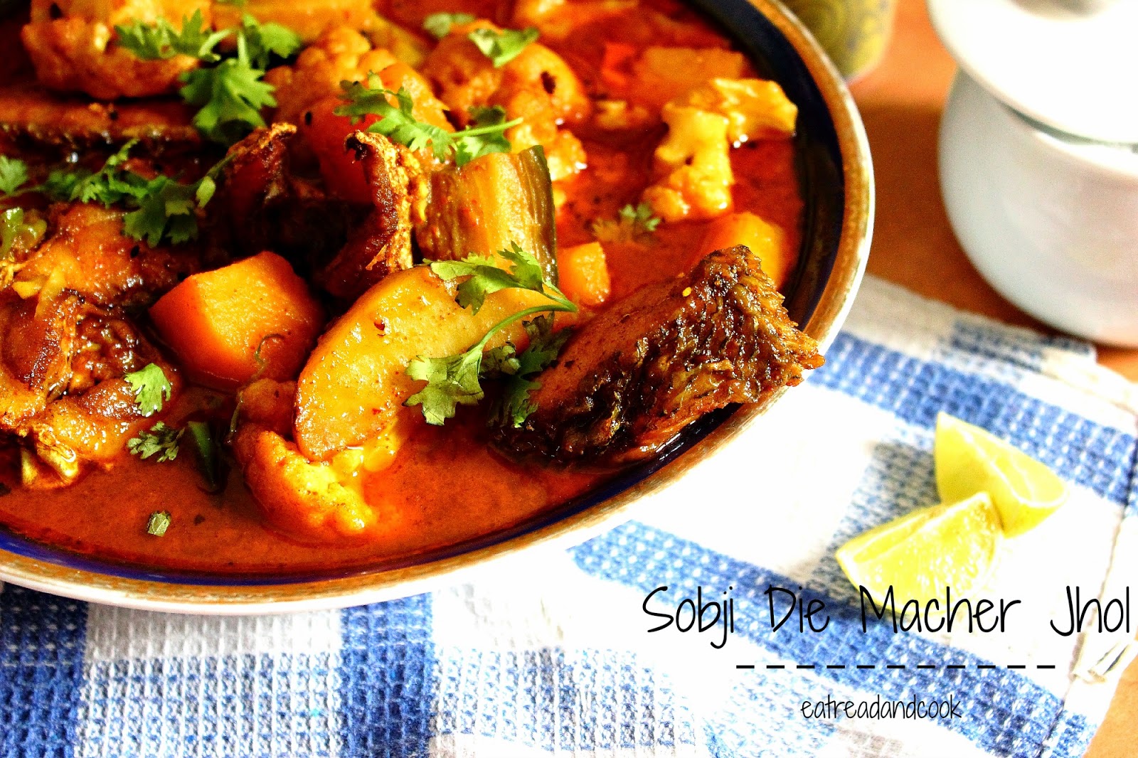 Sobji Die Macher Jhol / Bengali thin Fish Curry with Vegetables