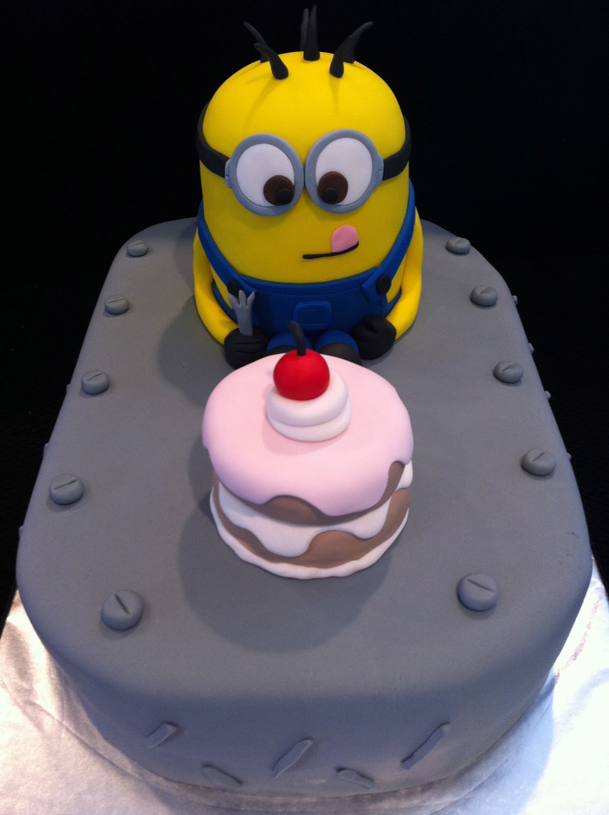 Taryne's Tasty Treats: Despicable Me Minion Cake