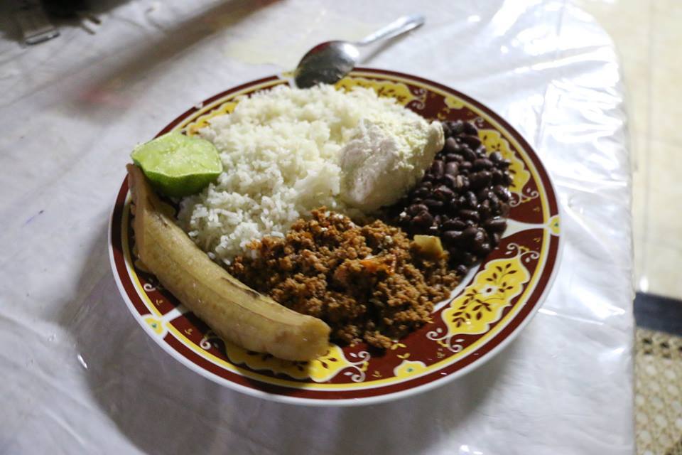 Una comida 100% Nica siempre lleva un plátano cocido | Recetas 100% ...