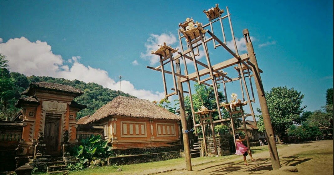 Colek Pamor: Ayunan tradisi unik dari Desa Tenganan