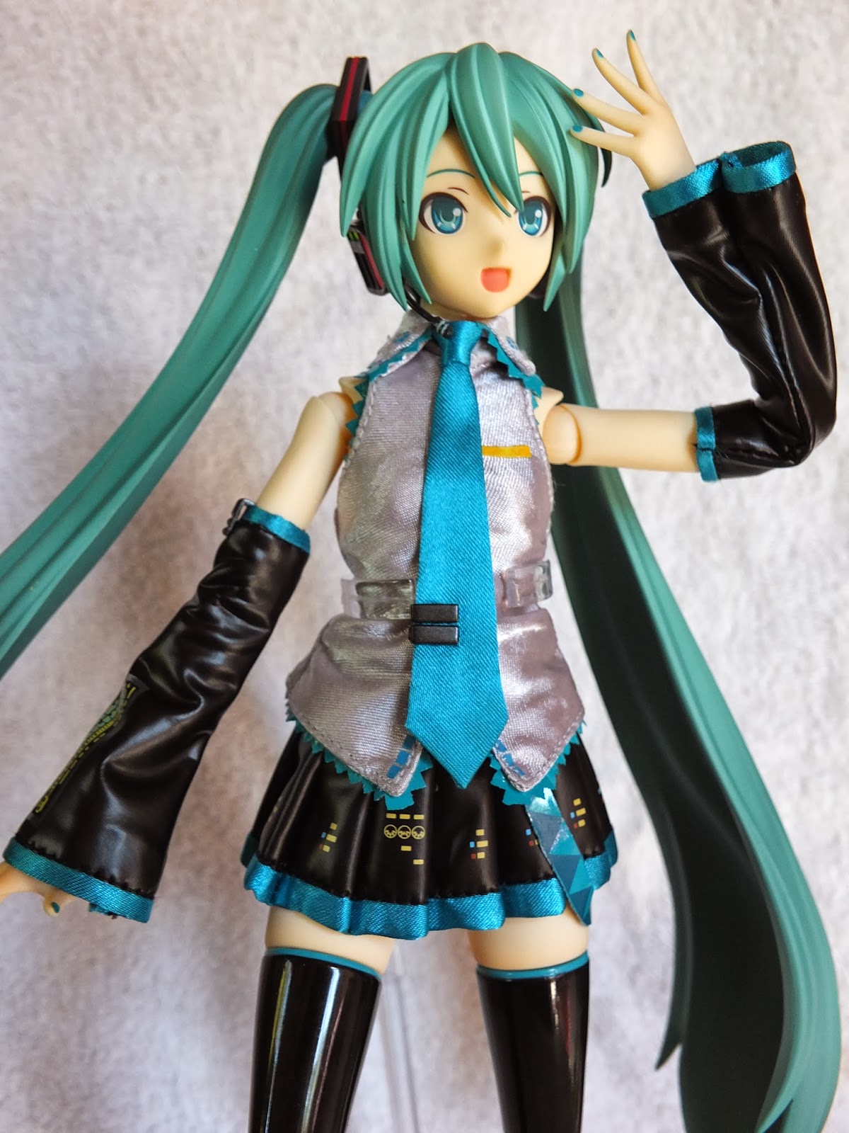 Towers of Vinyl and PVC: Real Action Heroes: Miku Hatsune Review