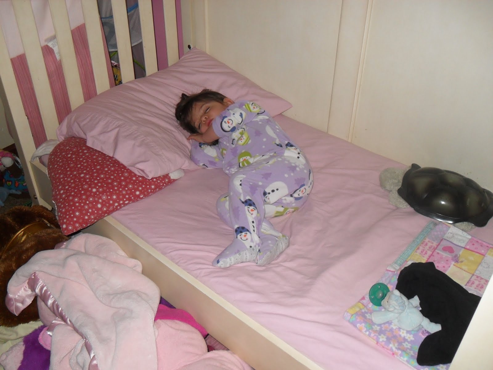 La Familia Hendrickson: Toddler Bed