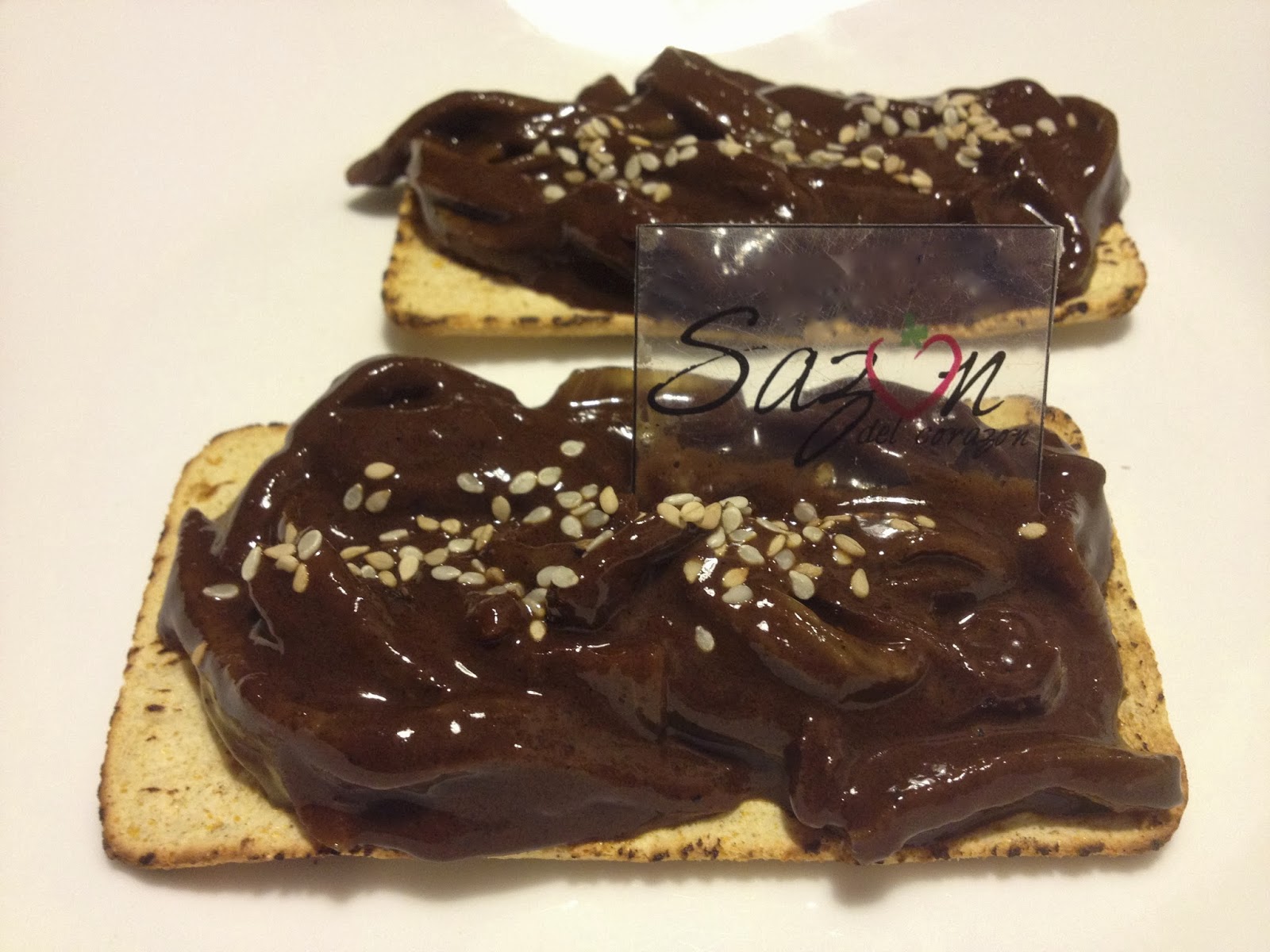 Sazón del corazón: Tostadas de nopales con mole