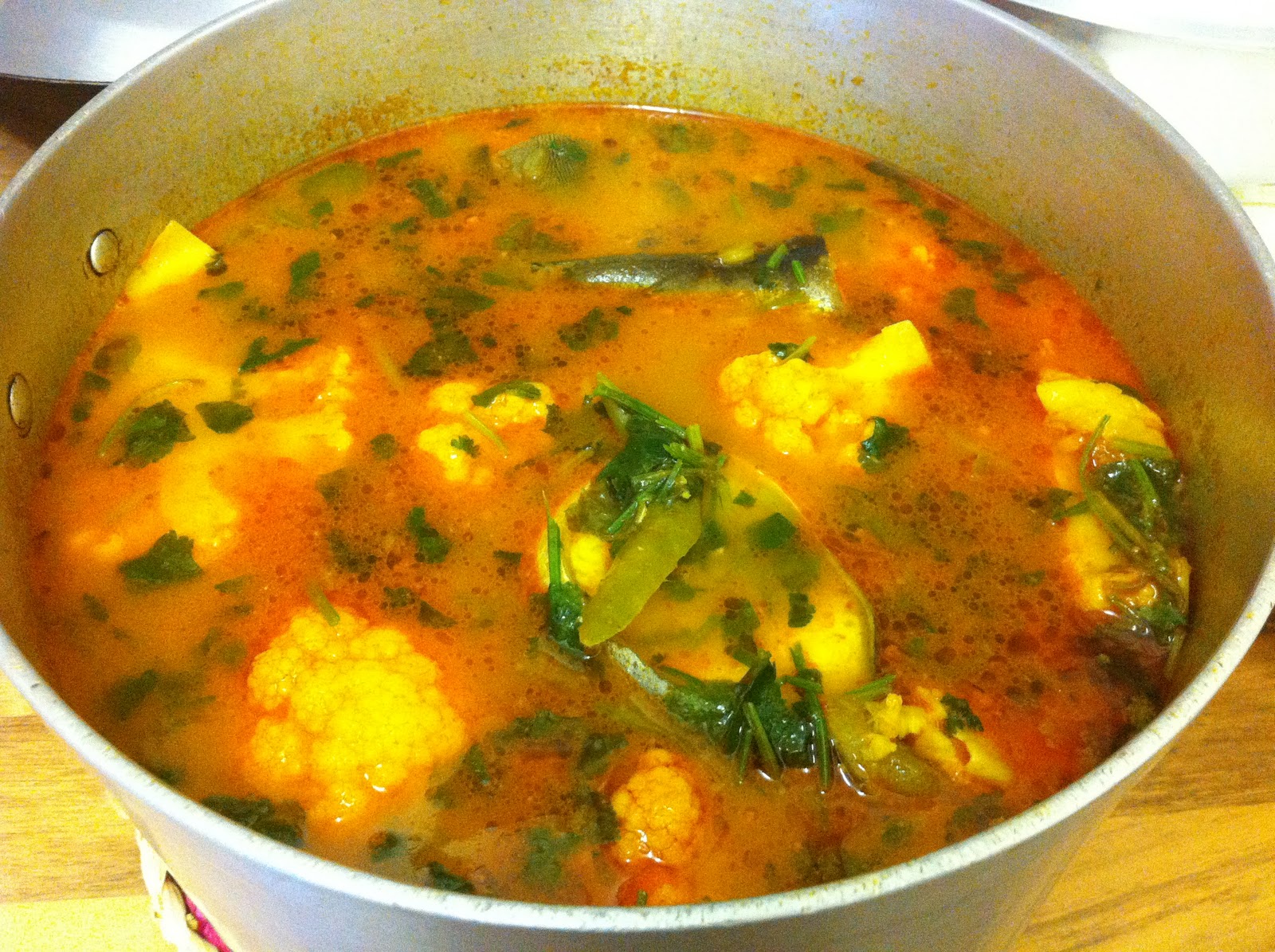 BANGLA KITCHEN: Cauliflower and Ayre fish curry