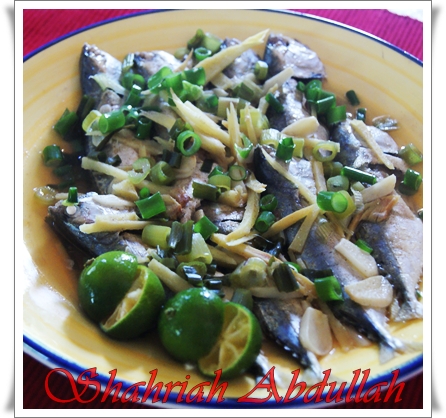 The Writer's CooKING!: MENU DIET ~ IKAN KEMBUNG KUKUS HALIA & BAWANG PUTIH