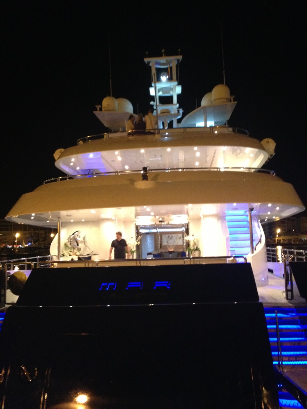 El Observador Solitario: FIESTA EN EL YATE MAR