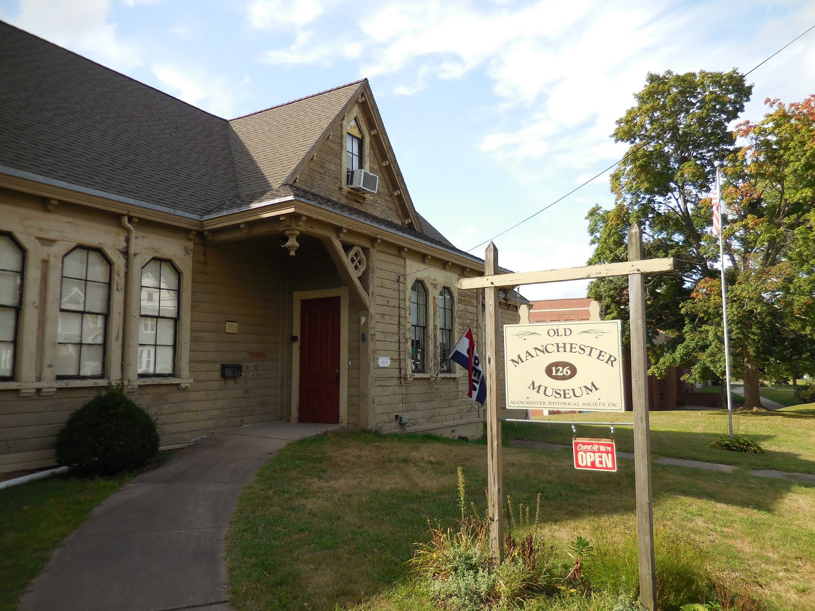Quiet Corner Glass: Pitkin Display at the Old Manchester Museum