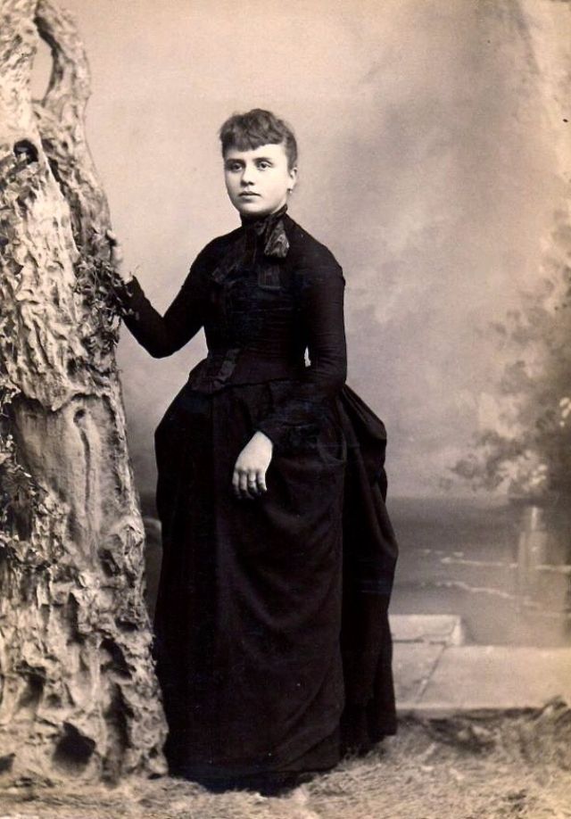 Victorian Widows: Graceful Photos of Young Women in Mourning Dresses ...