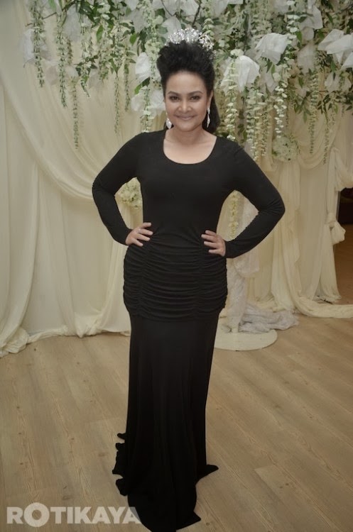 Raja Ema tampil lebih seksi dengan gaun hitam - Media CBS!