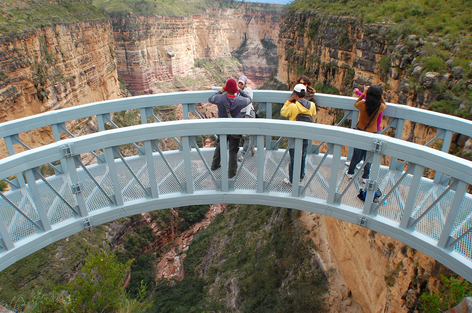 DISCOVER GREEN BOLIVIA TRAVELING: TORO TORO