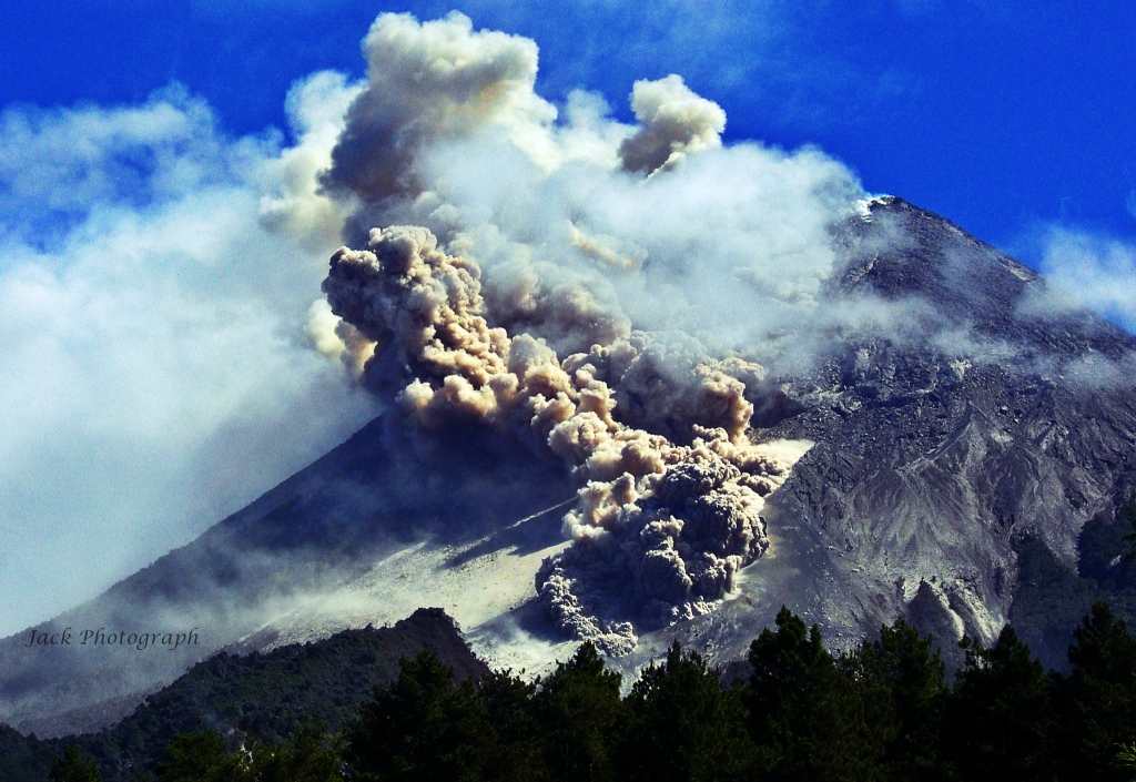 The Art Of Traveller Photography: Dahsyatnya Kala Itu, When MT. MERAPI ...