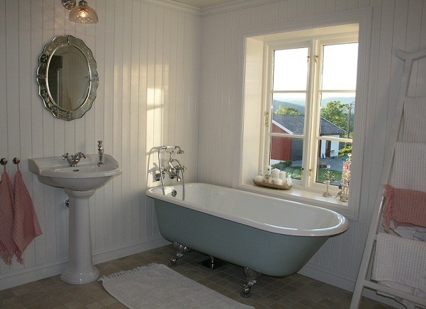 Baderomsinnredning gammel stil – Materialvalg for baderomsmøbler