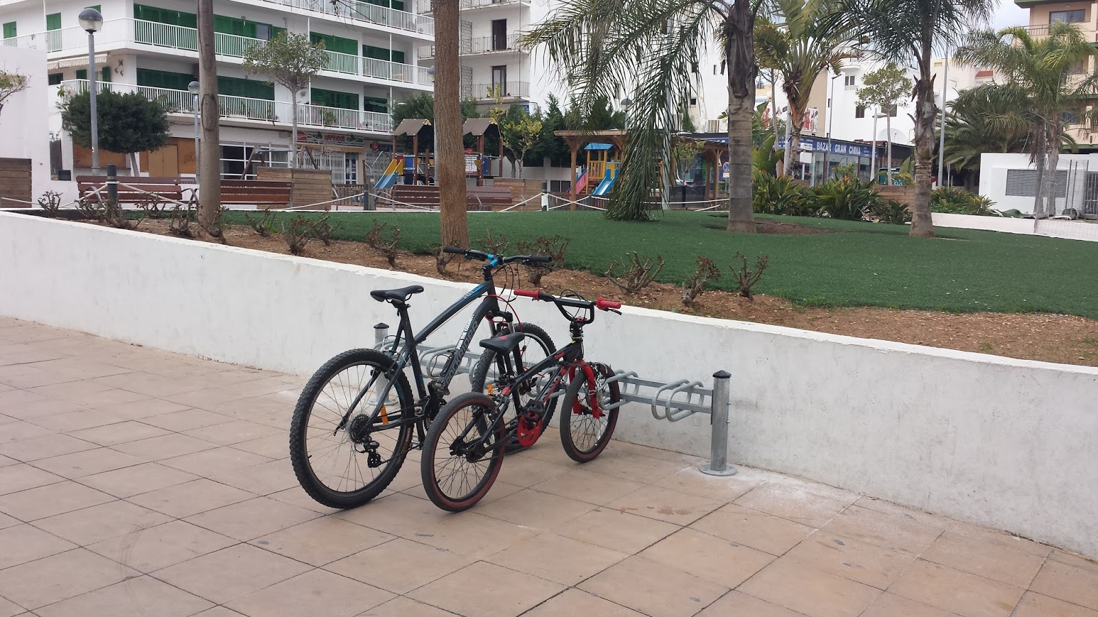 APIMA SANTÍSSIMA TRINITAT SANT ANTONI: APARCAMIENTO PARA BICICLETAS