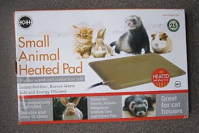 mandeeblogs: My Outdoor Cat: the Heating Pad