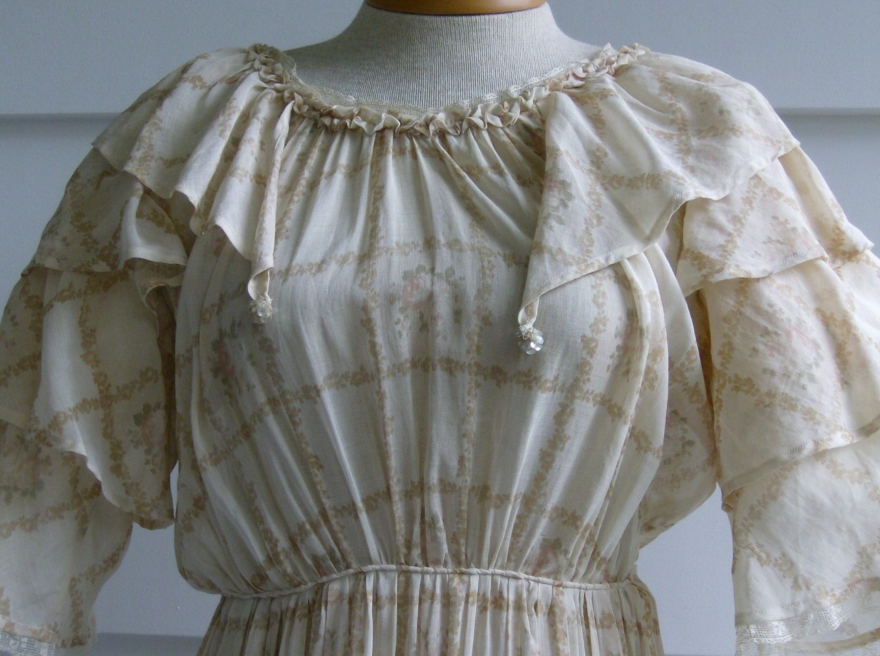 All The Pretty Dresses: Ruffles! Edwardian era dress