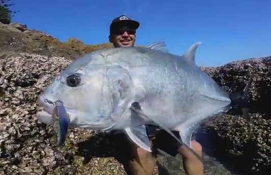 International Fishing News: AUSTRALIA: topwater GT fishing from the rocks