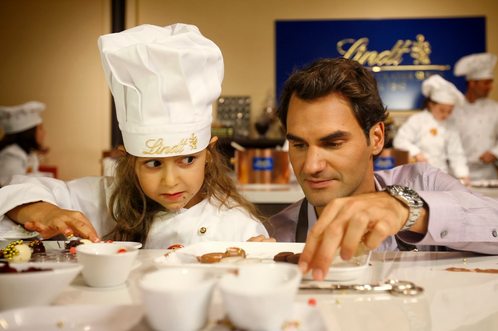 RFTB: Roger Federer visita la chocolateria Lindt en Kilchberg (Suiza).