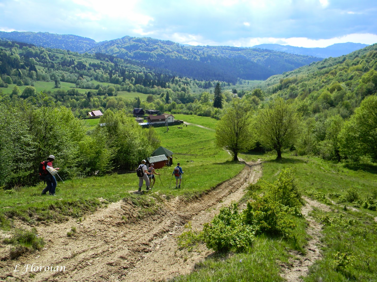 Blog de Calatorii si Drumetii Montane.: Drumetie pe dealurile de langa ...
