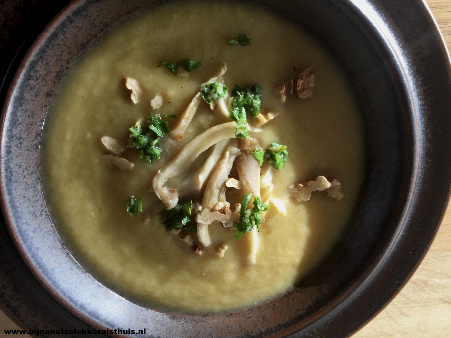bijna net zo lekker als thuis: Pastinaaksoep met oesterzwam, walnoot en ...