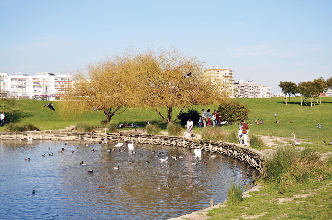 Jornal da Região: PARQUE DA PAZ(ALMADA) Utilizadores substituem seguranças