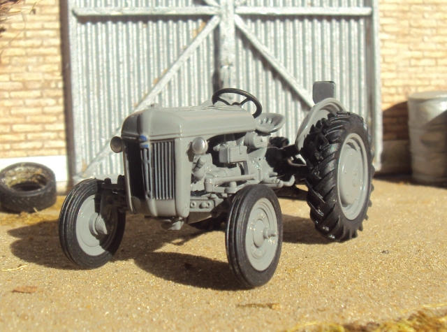 CRUISER - Clásicos en escala 1/43 (1:43 Classics): FORD FERGUSON 9N (1942)