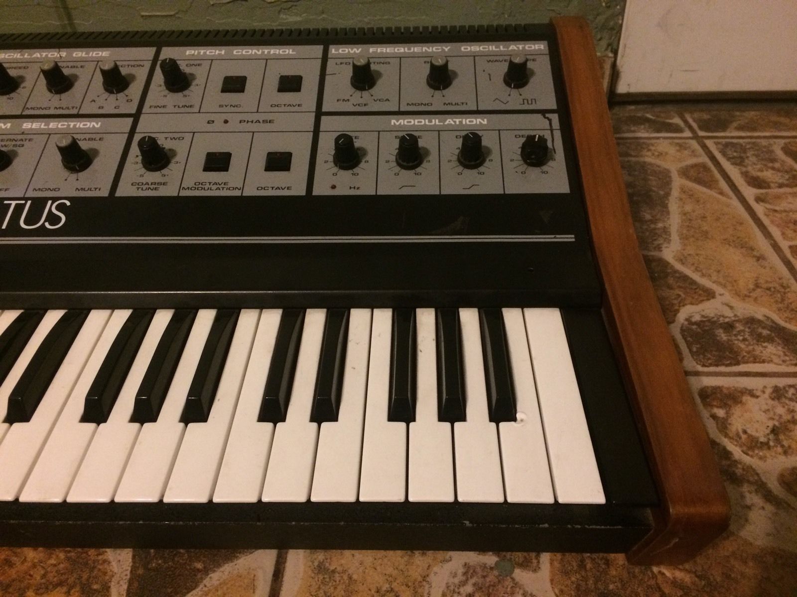 MATRIXSYNTH: Crumar Stratus 6 Voice Polyphonic Analog Synthesizer SN 00042