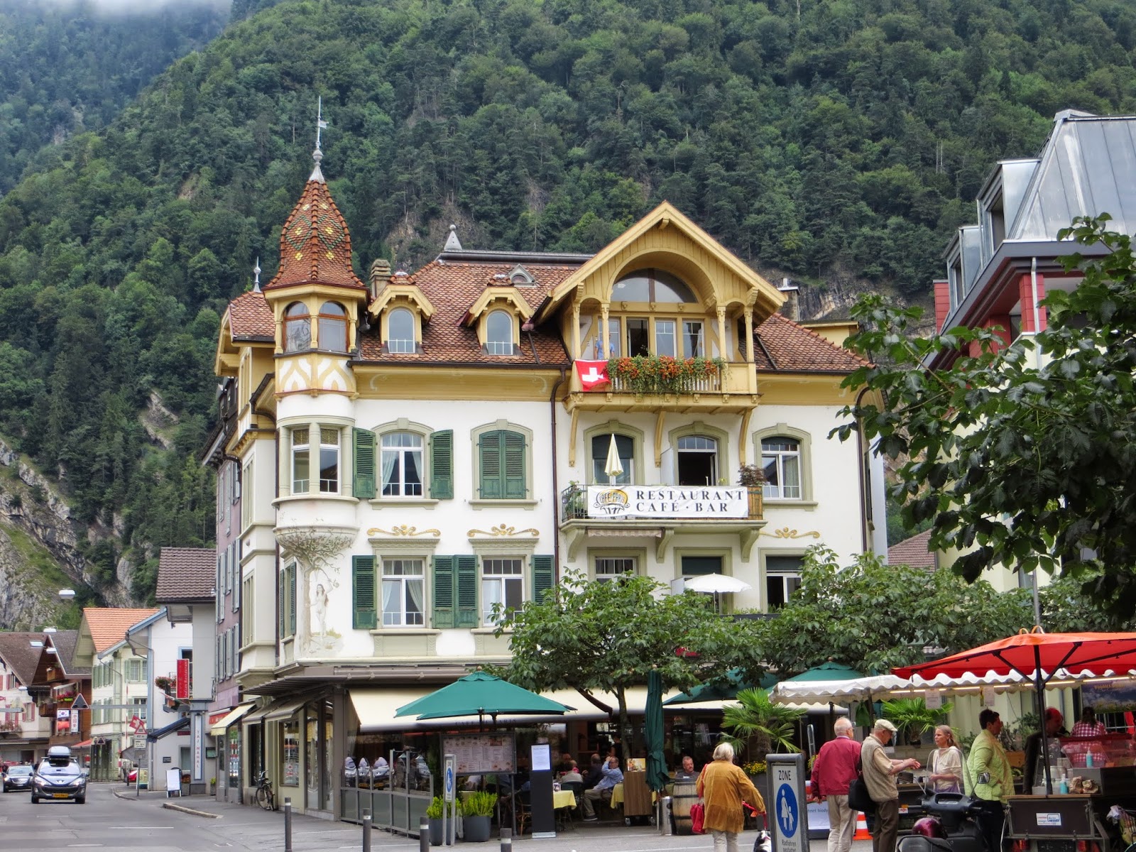 Travel_Photography: Interlaken - City Locked Between Two Lakes