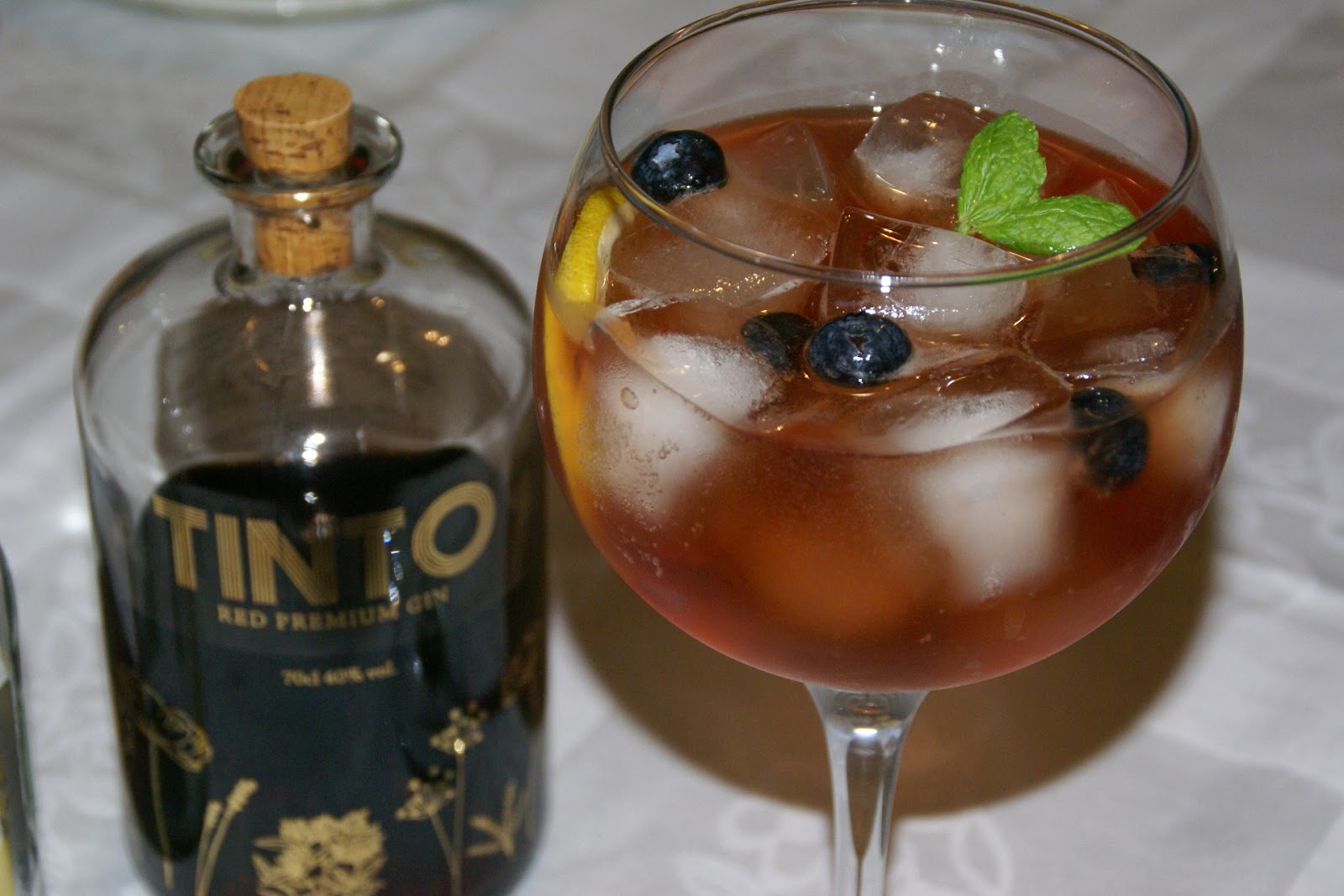 Destemperos : TINTO - Gin Tónico com Limão, Mirtilos e Hortelã