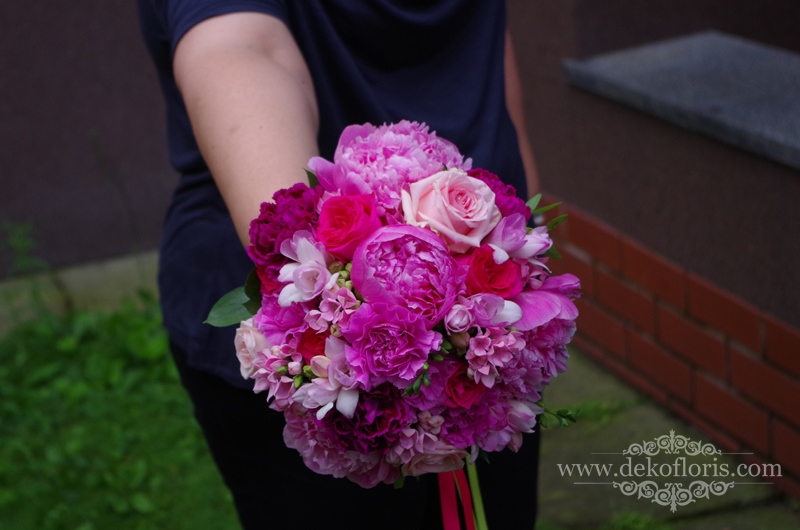Bukiet ślubny w kolorze fuksja i różowy - piwonie, frezje i róże