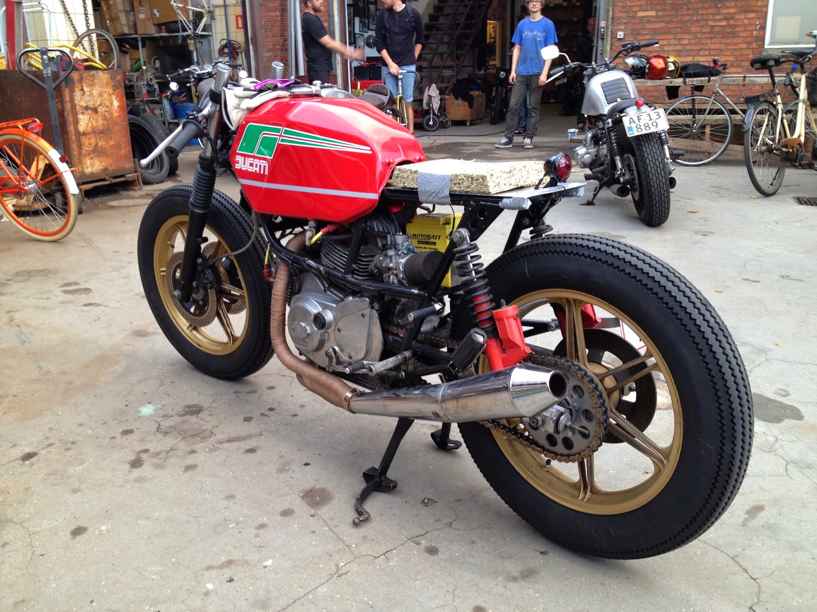The making of an italian cafe racer: The rear loop