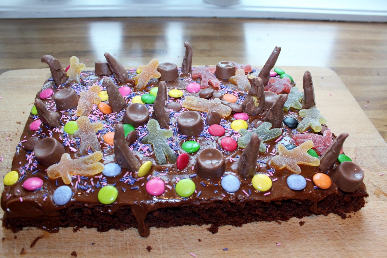 Monicas Matverden: Klassisk sjokoladekake i langpanne