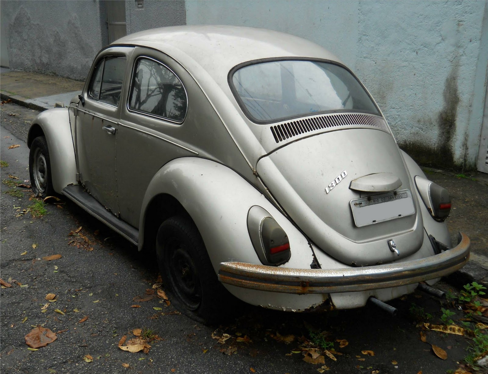 Registros Automotivos do Cotidiano: Fuscas abandonados