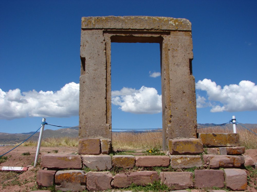 .: Врата Луны инки. -- Moon Gate Incas. -- Incas Puerta de la Luna.