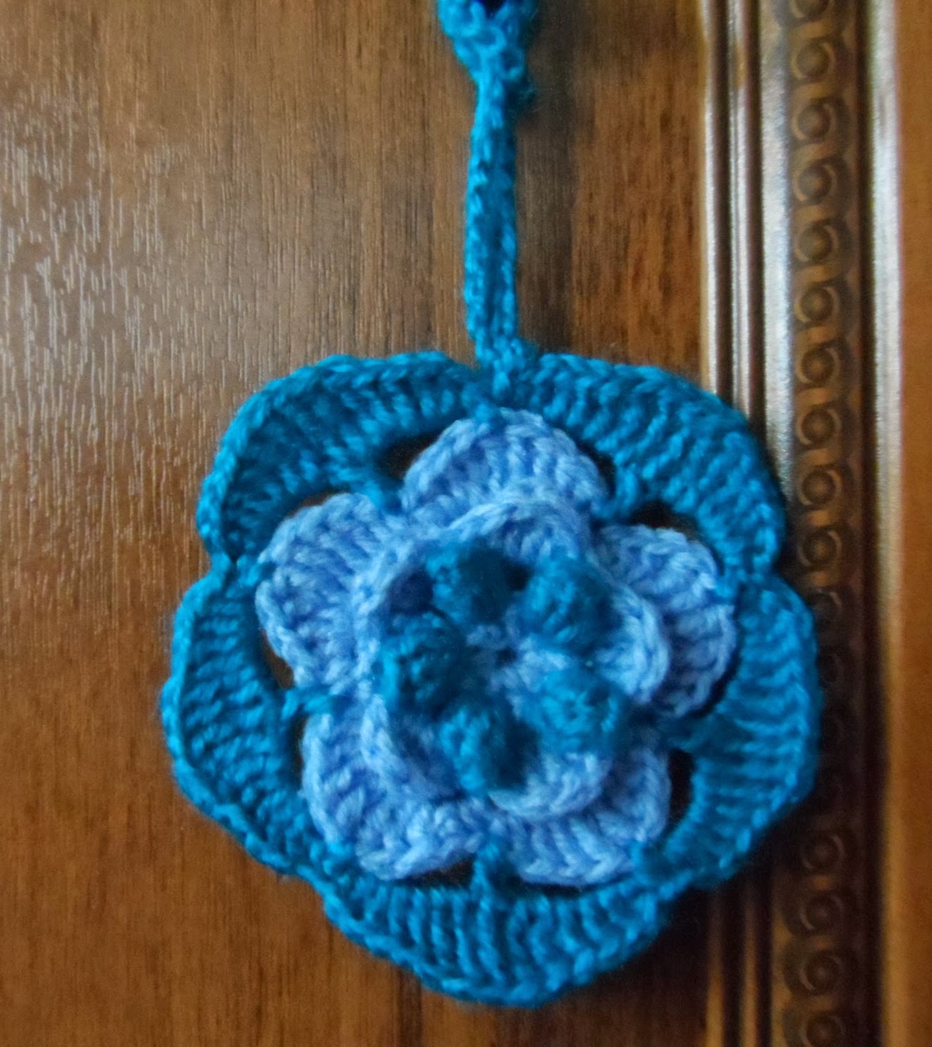 Rankdarbių slėptuvė: Vąšeliu nertos gėlytės